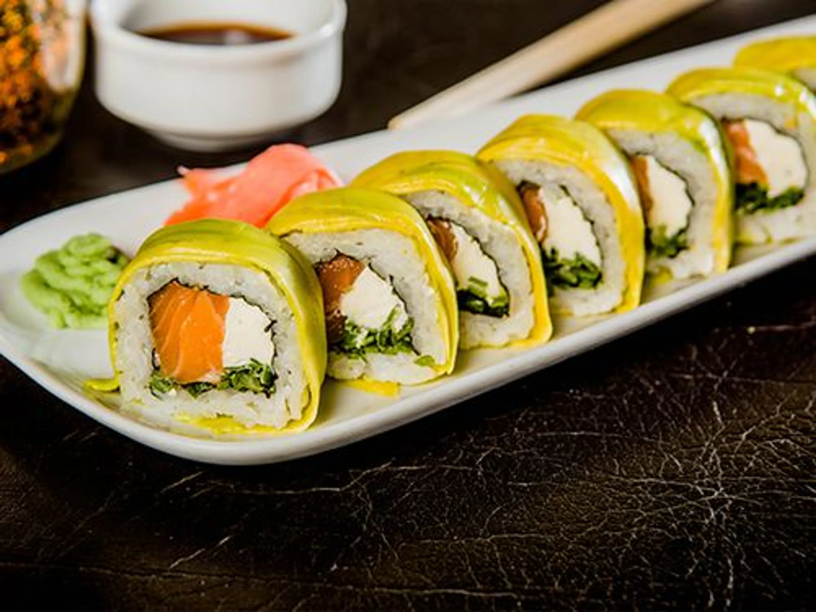 Avocado sake roll - Maru Restaurante Peruano Japonés y fusión Chifa Nikkei