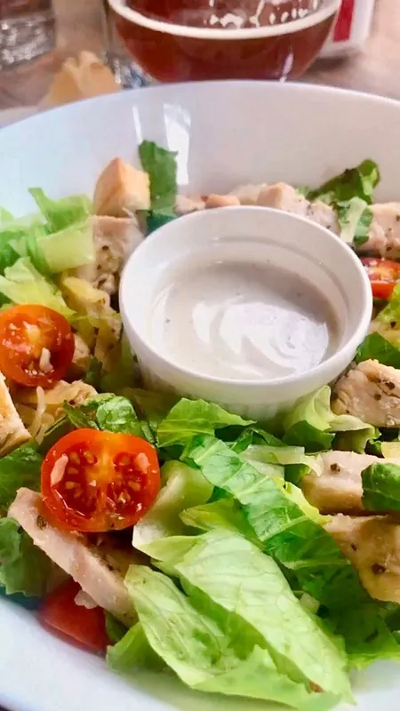 Amadeus Pizza ofrece una variedad de pizzas a la piedra