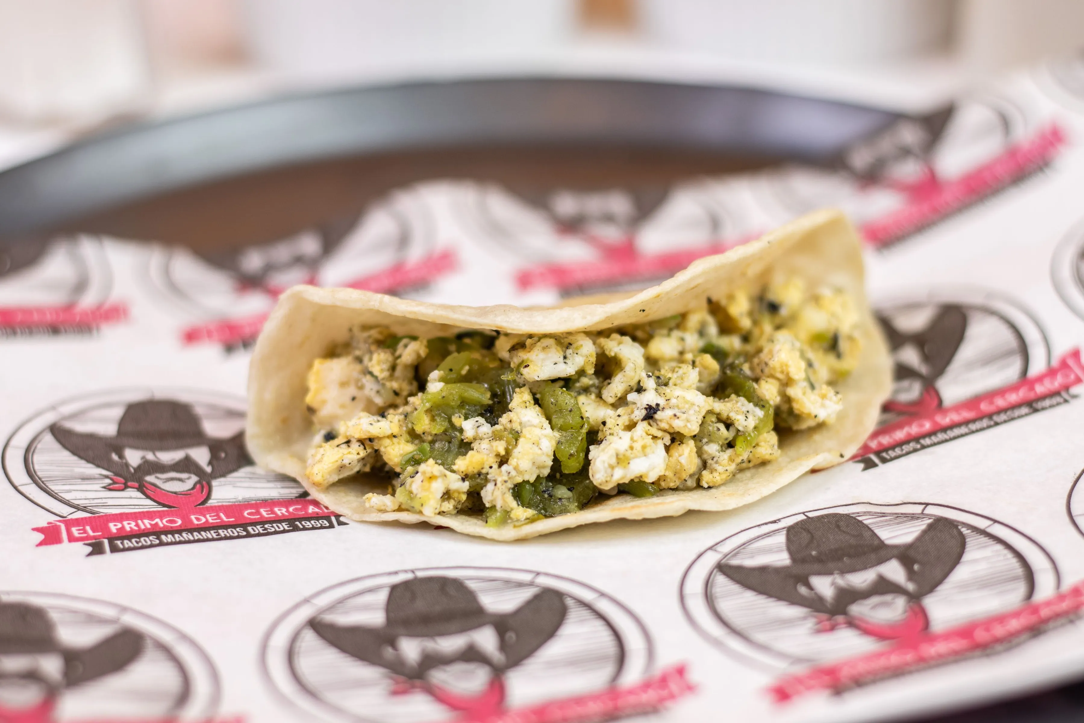 Taco de huevo con salsa - Tacos El Primo del Cercado | Restaurante