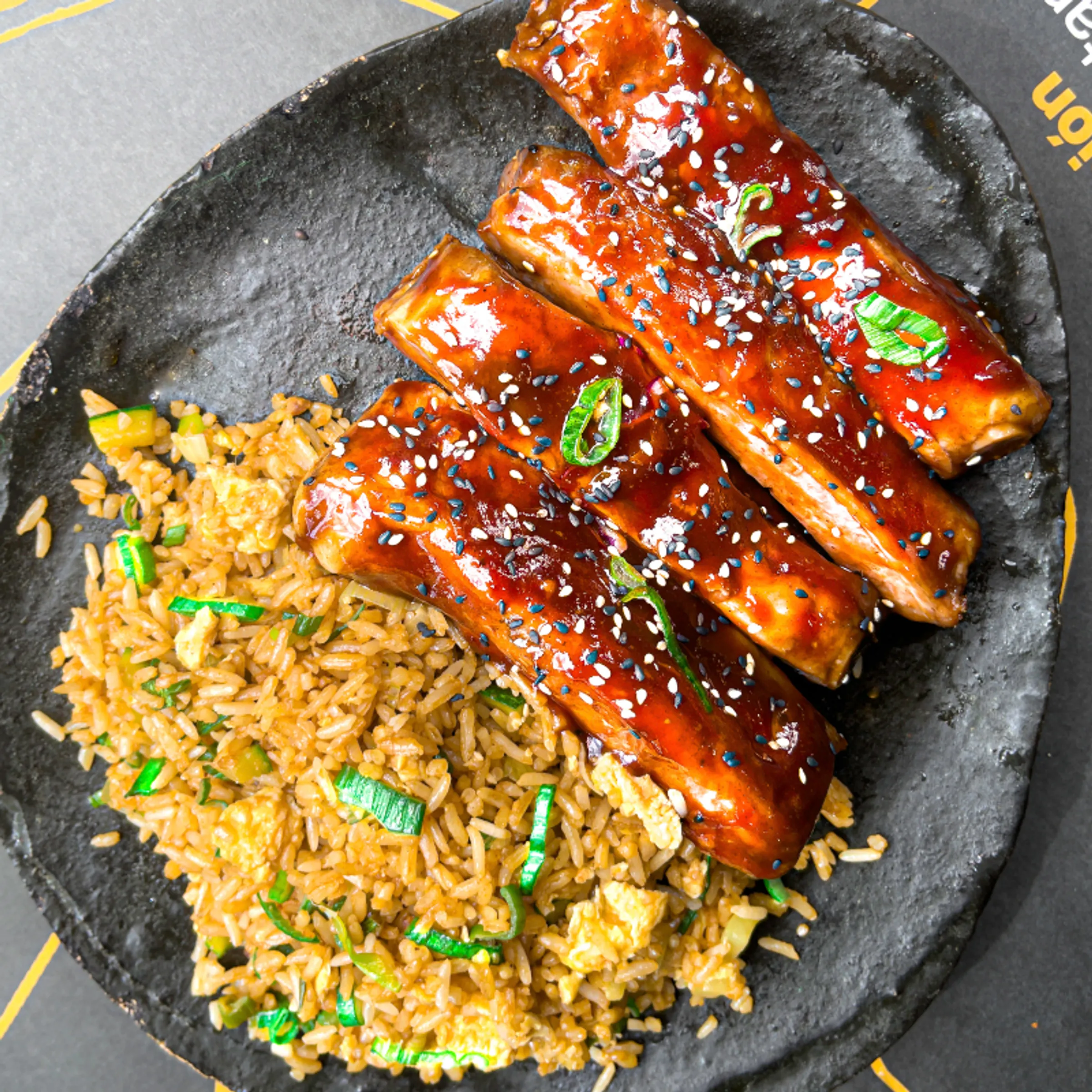 Ribs + Arroz Chaufa - Black Chicken. Una versión moderna de una Rotisserie