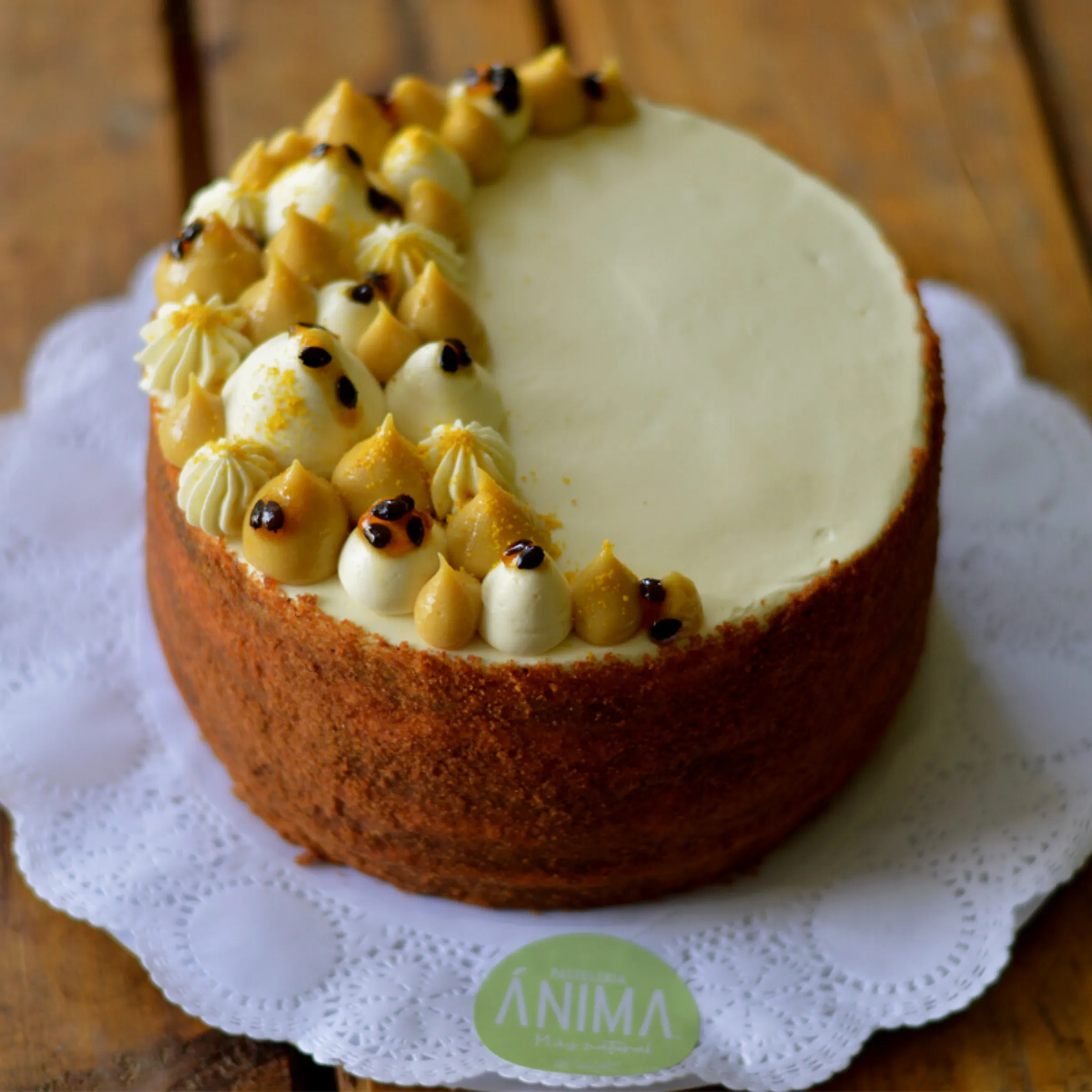 Torta Maracuyá & Mousse de Chocolate Blanco - Ánima | Pastelería Natural
