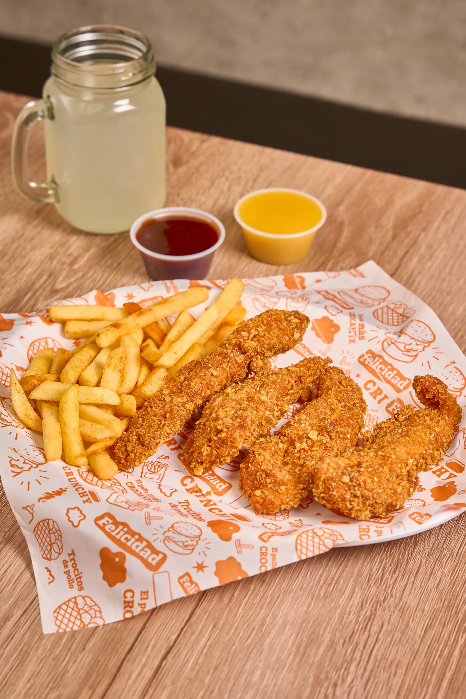 Tiras De Pollo Y Papas Fritas