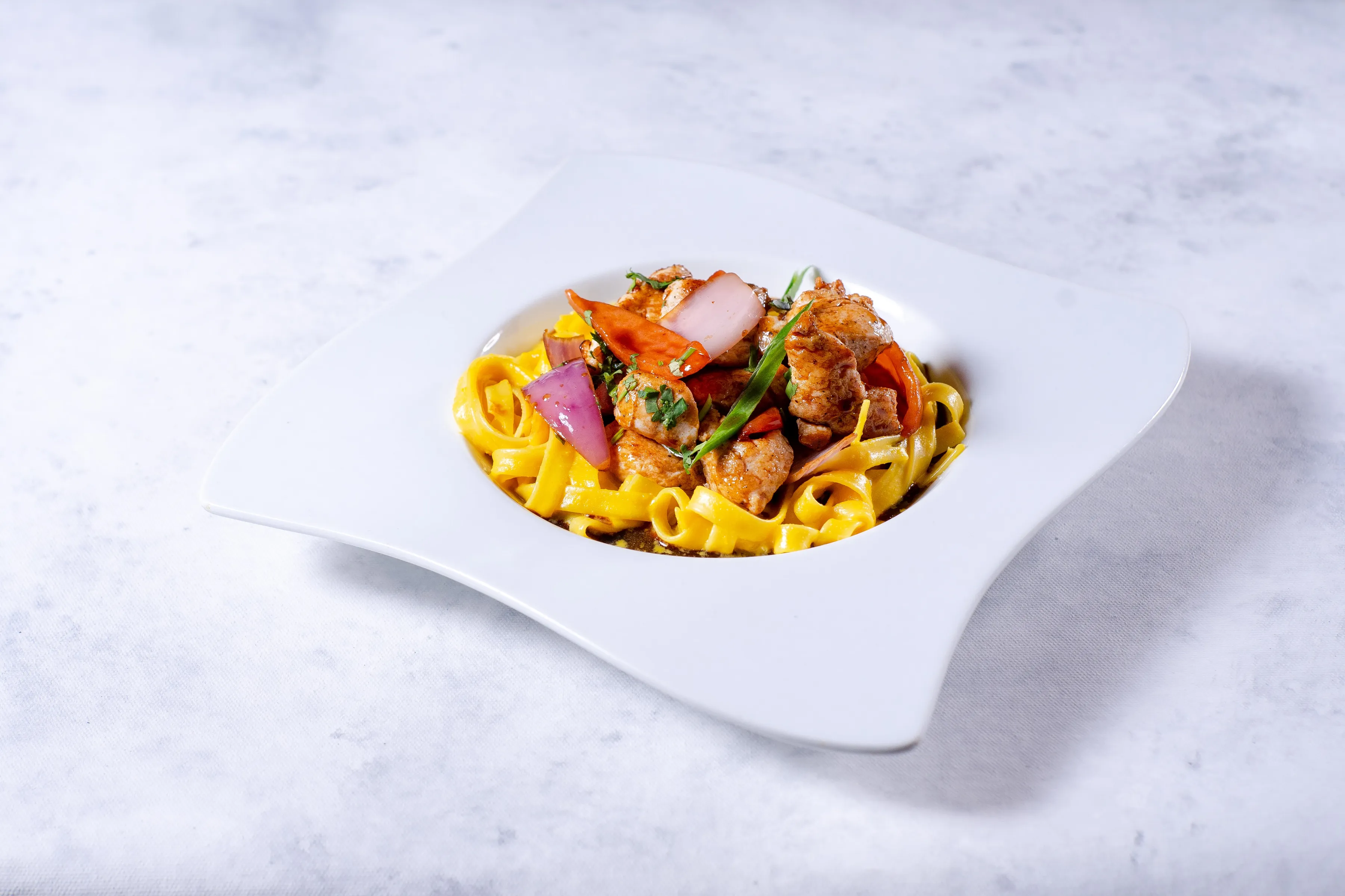 Fettuccine Huancaína con Pollo saltado - Inagi - Comida peruana y sushi ...