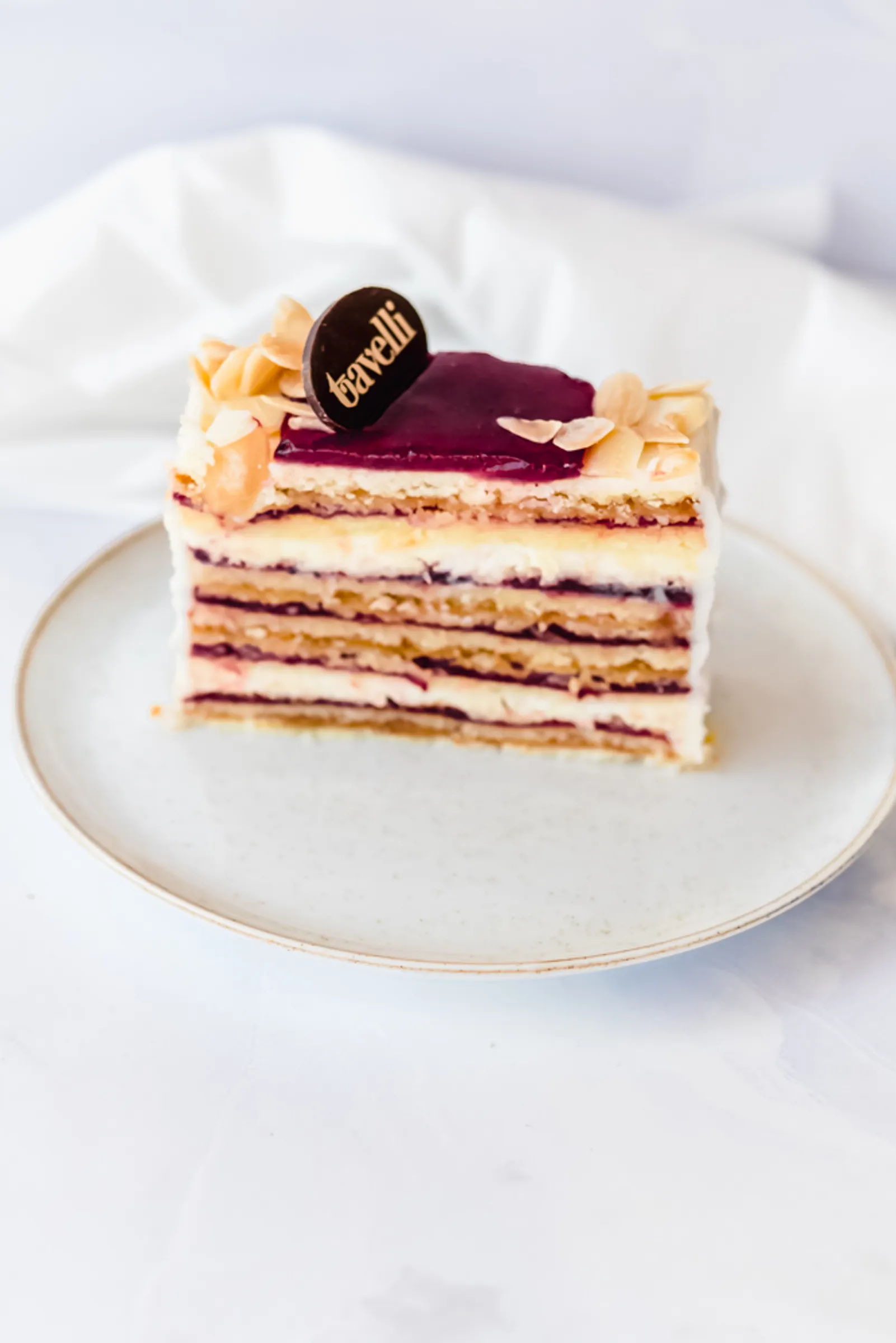 Torta Panqueque Manjar Frambuesa - Cafeterías Tavelli - Clásico sabor y estilo