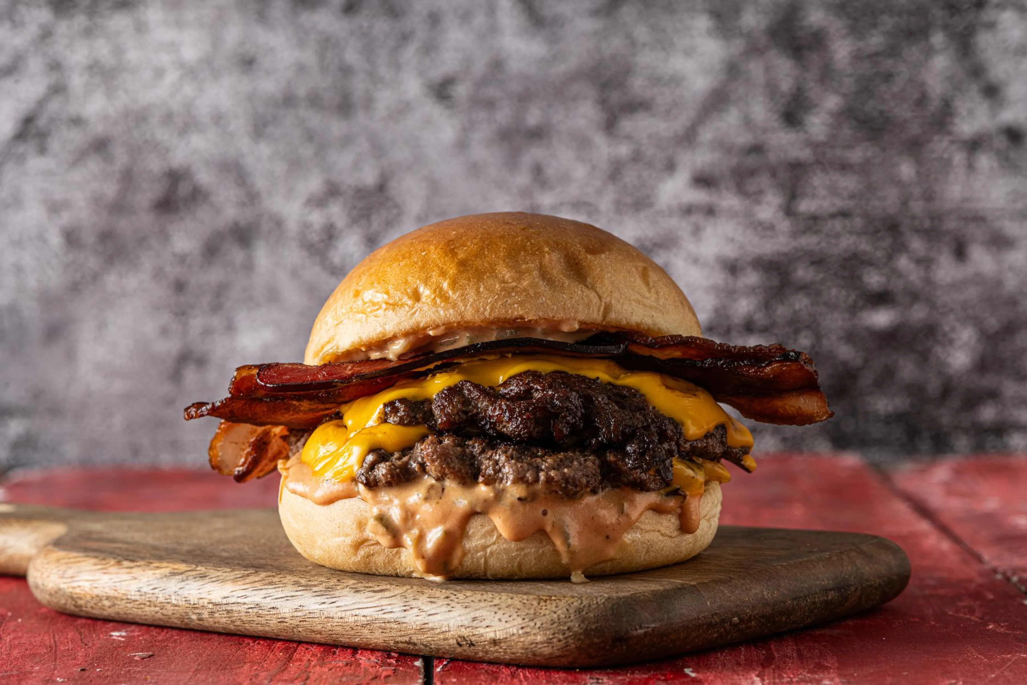 Cheddar Bacon Burger - MR SMASH. | Pide online