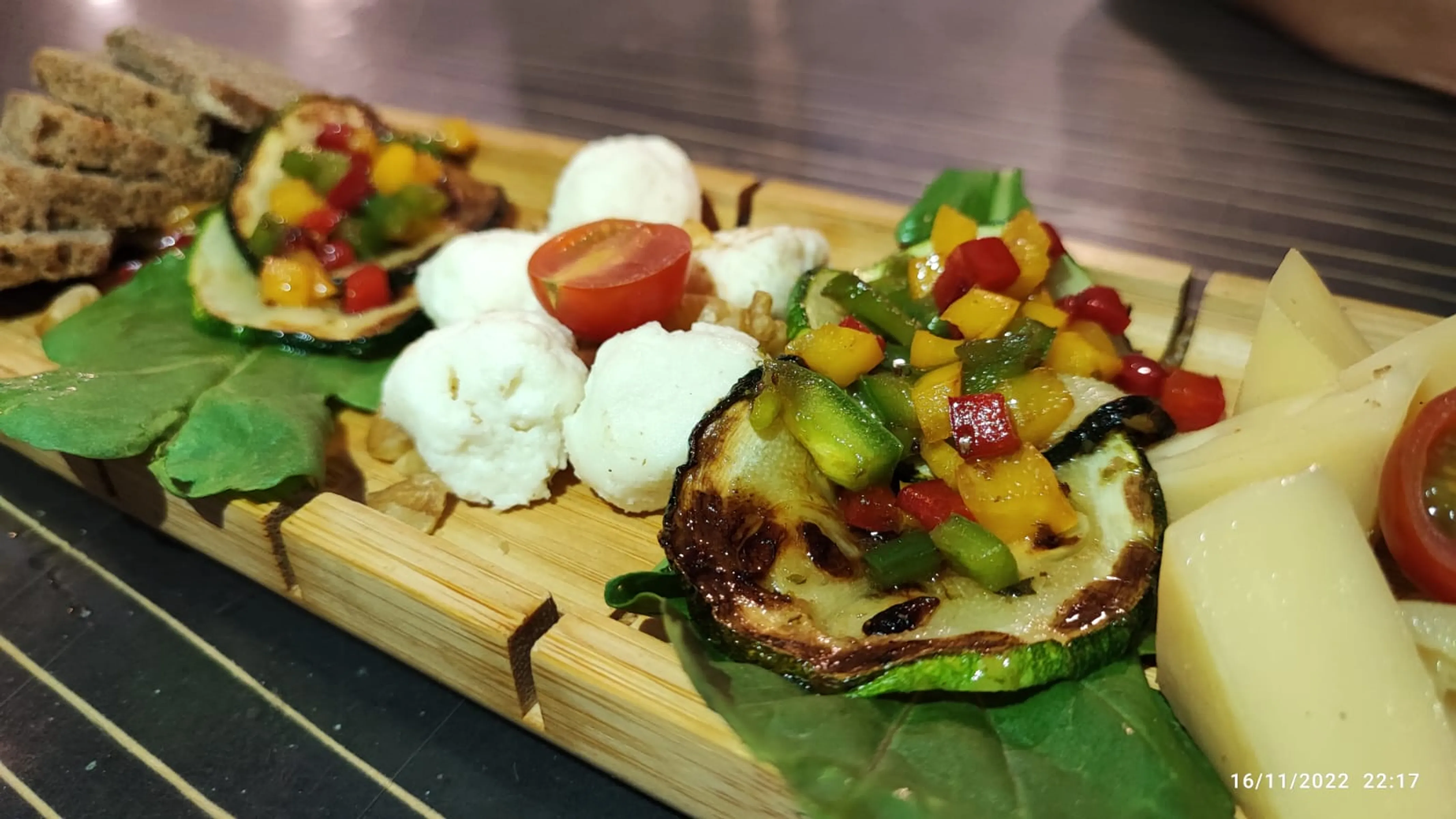 Tabla de quesos - Amadeus Pizza ofrece una variedad de pizzas a la piedra