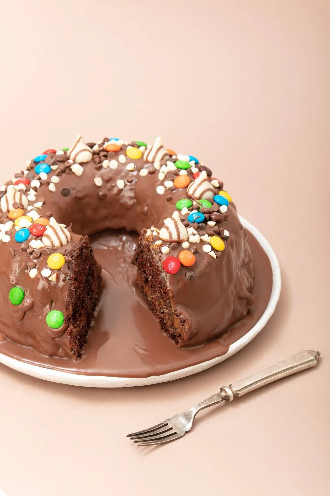 Volcano Grande M&M & Kisses Relleno de Arequipe - Volcano Cake | Ordena ...