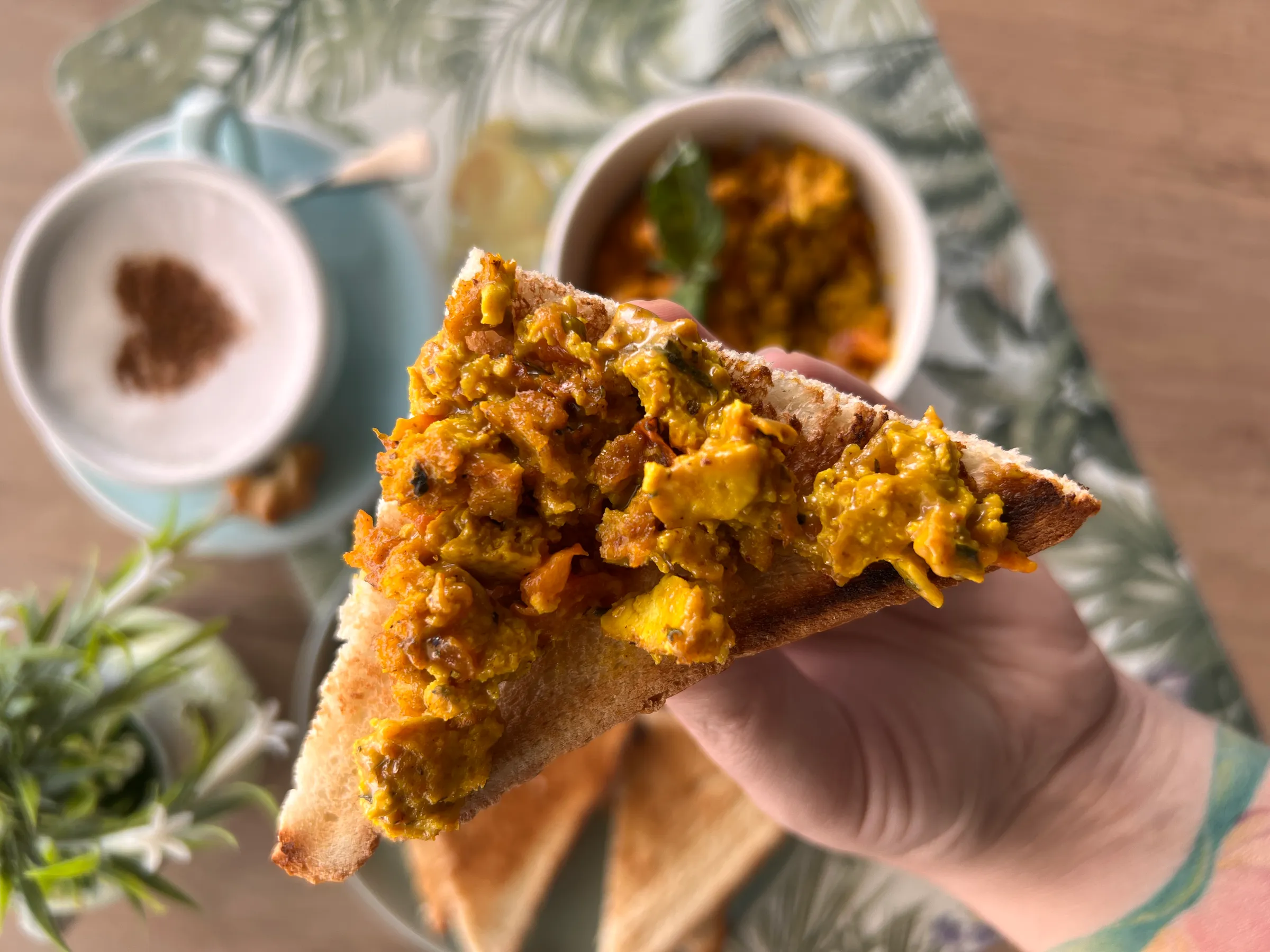 Tostadas con Tofu revuelto - Maqui Cafetería - Vegetariano | Vegano