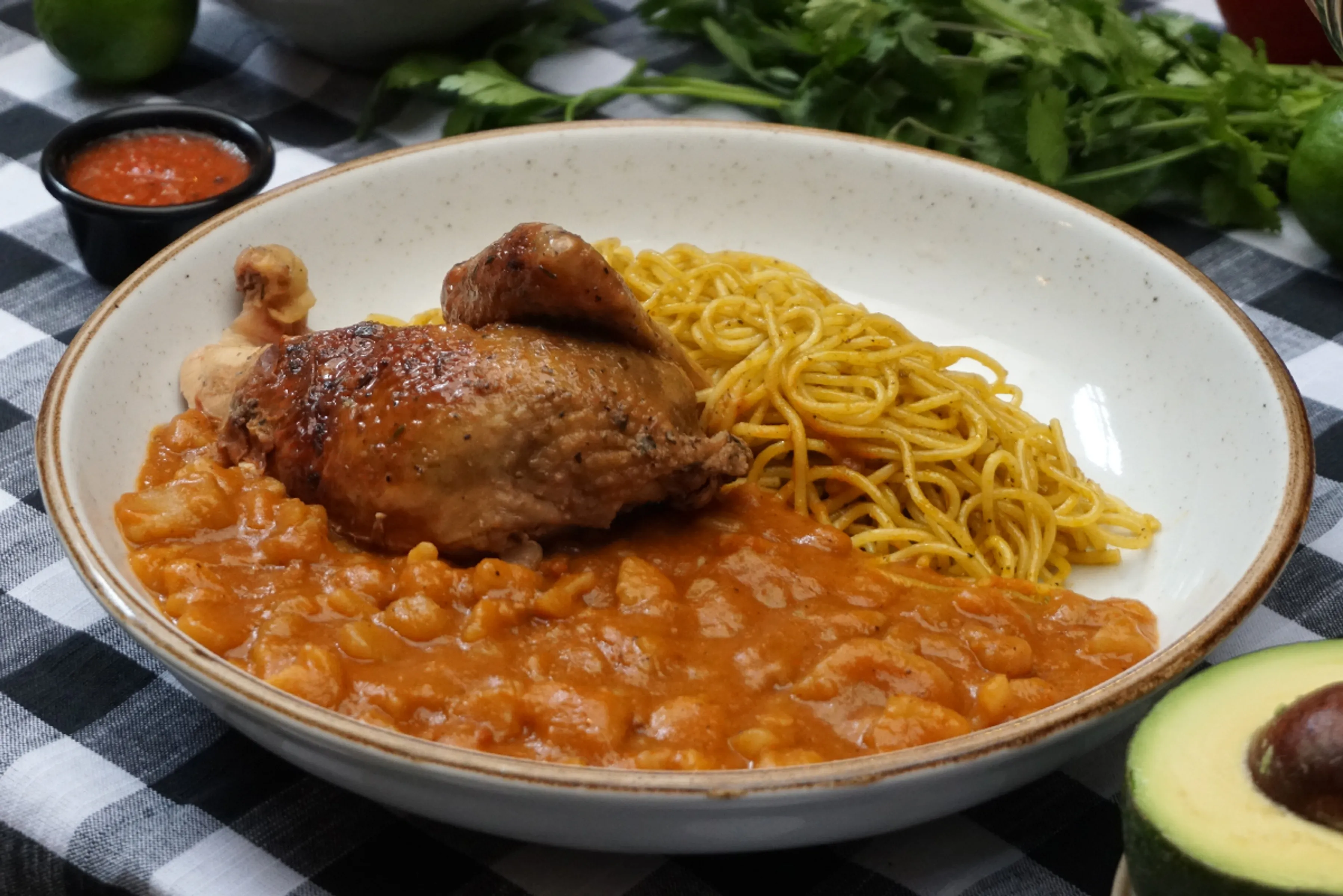 ¼ de pollo al cilindro a la cerveza con carapulcra y sopa seca. - Estadio FC | Restaurante
