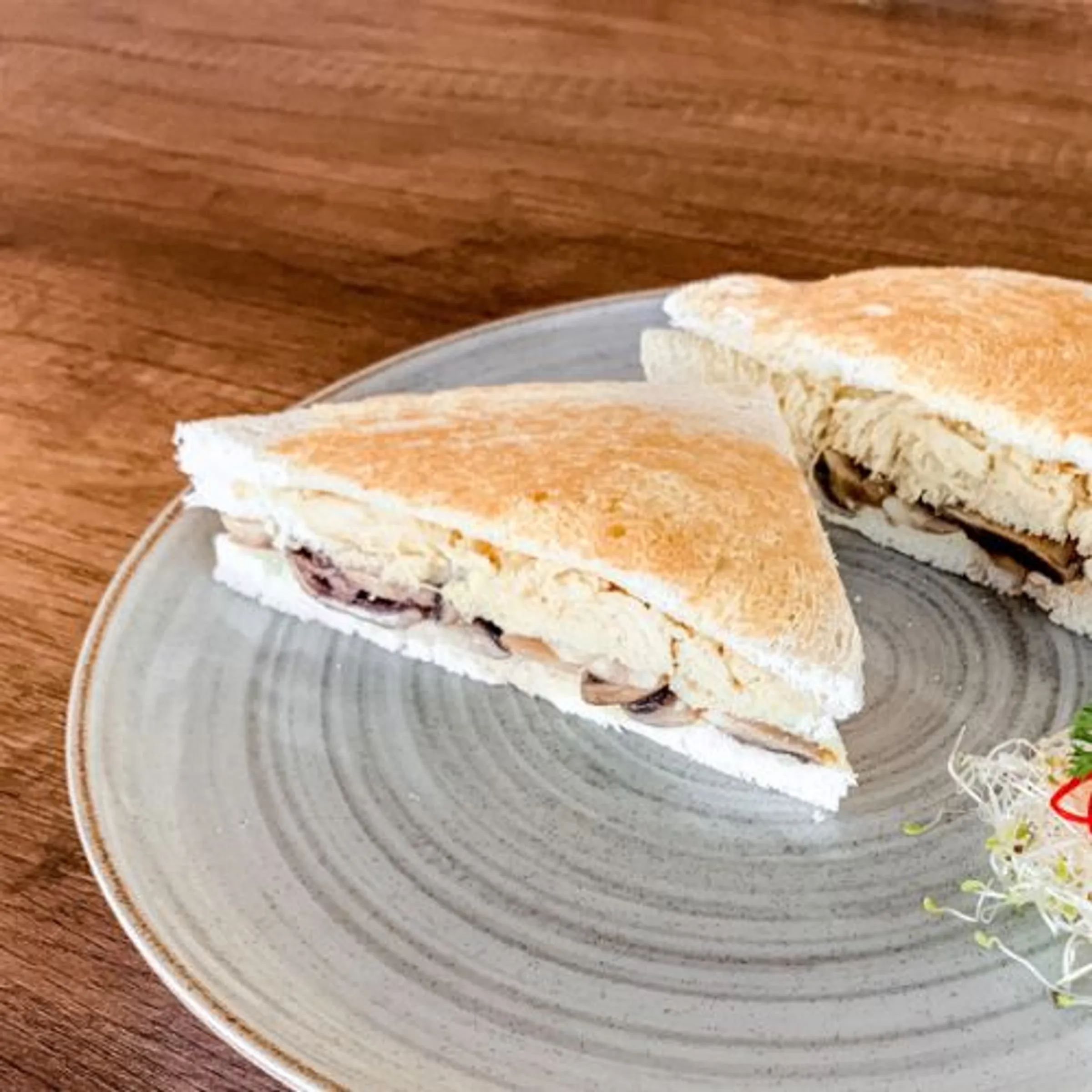 Triple de pollo y champignones - La Botanería | Piqueos y Bocaditos