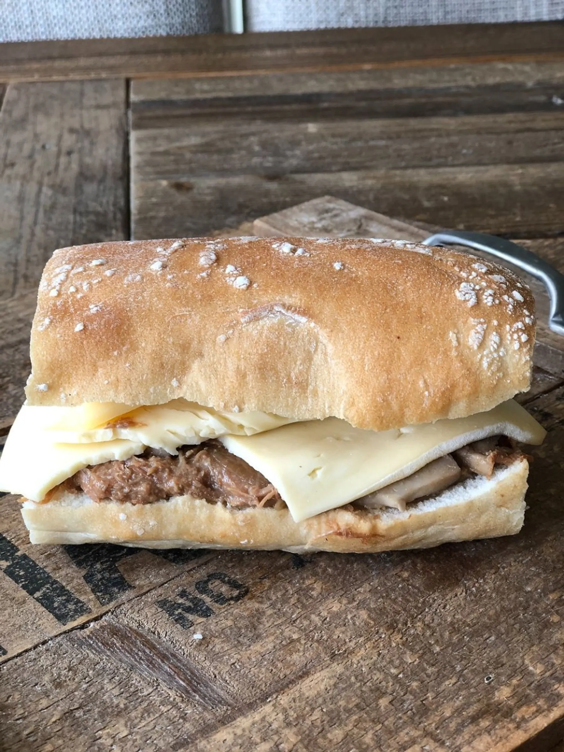 Sándwich Mechada champiñón - Lo Saldes | Panadería artesanal