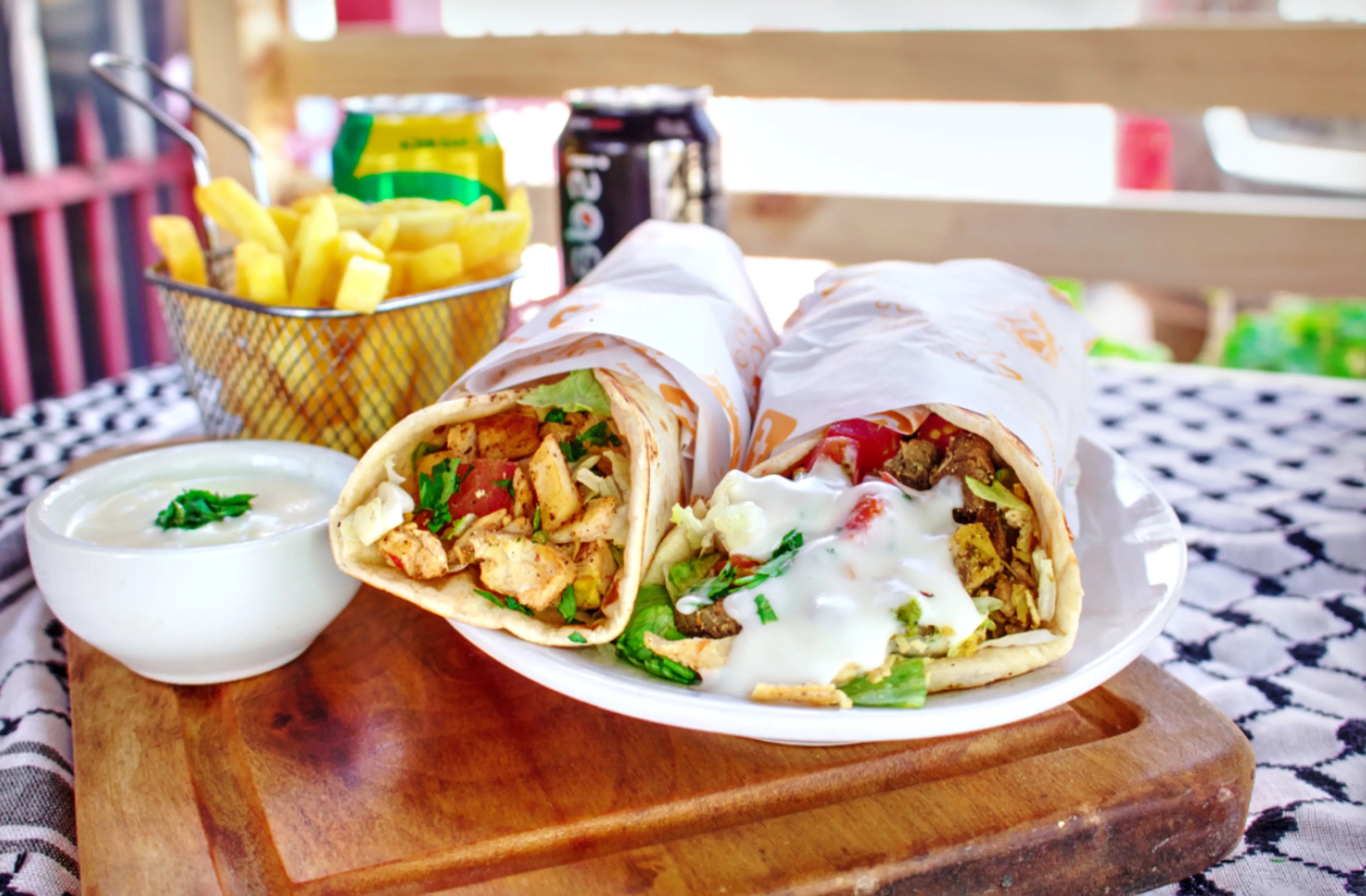 Menú para 2B: 2 shawarmas clásicos acompañasdos con papas fritas y 2 ...