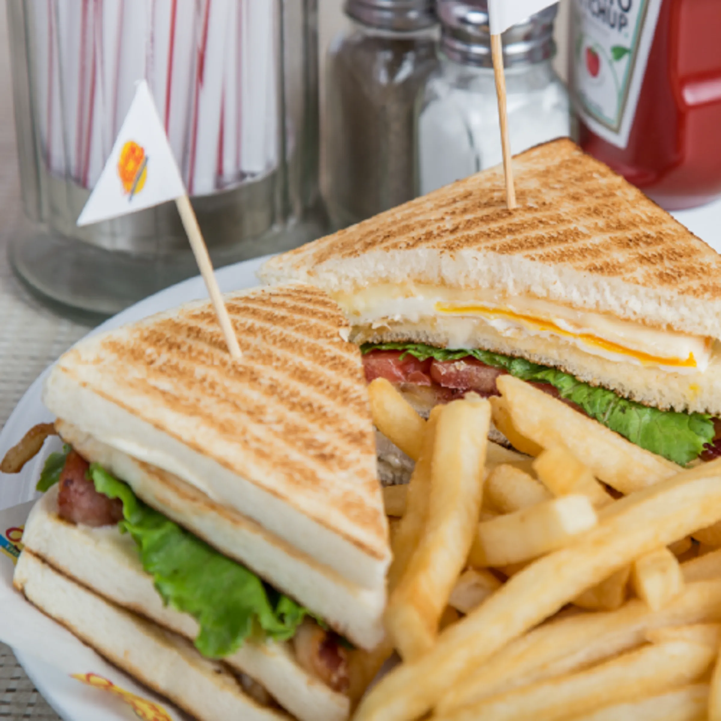 Chicken Club Sandwich - Johnny Rockets | ¡Burgers, shakes, fries & fun!