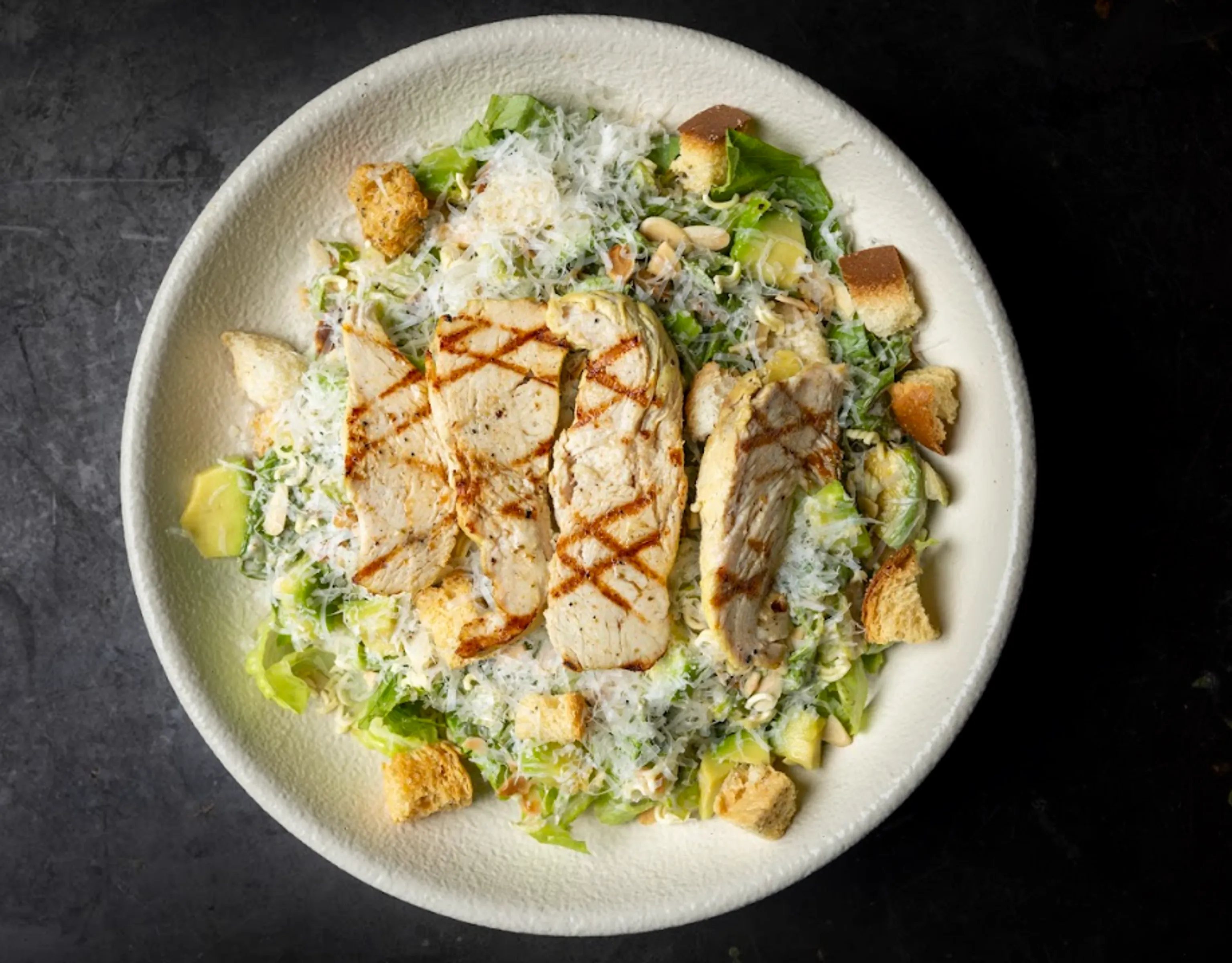Ensalada Cesar Pollo - Voraz Restaurante | Fuego Vivo