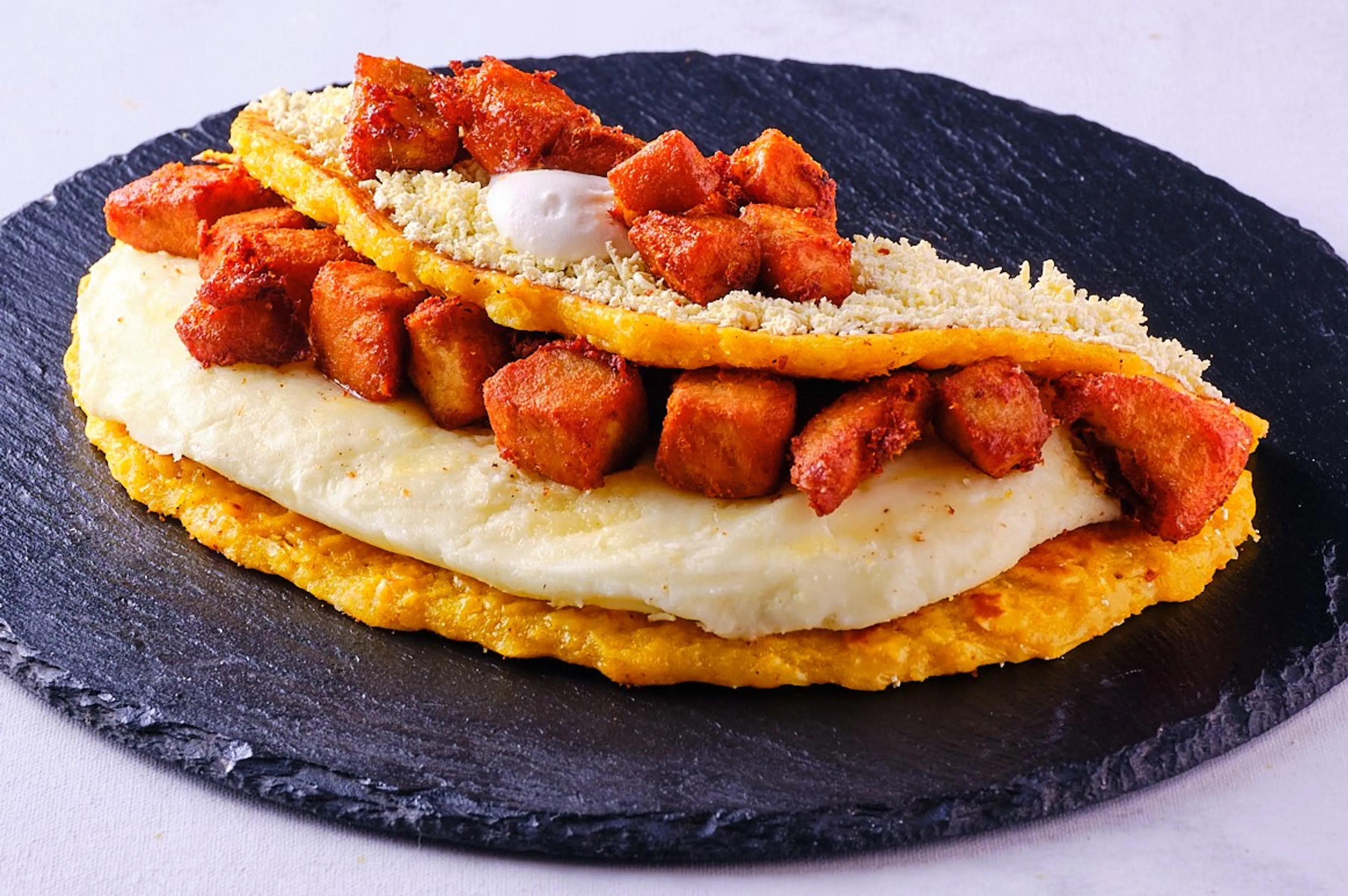Cachapa con Chancho Frito - Tekelandia | Llenos de Sabor