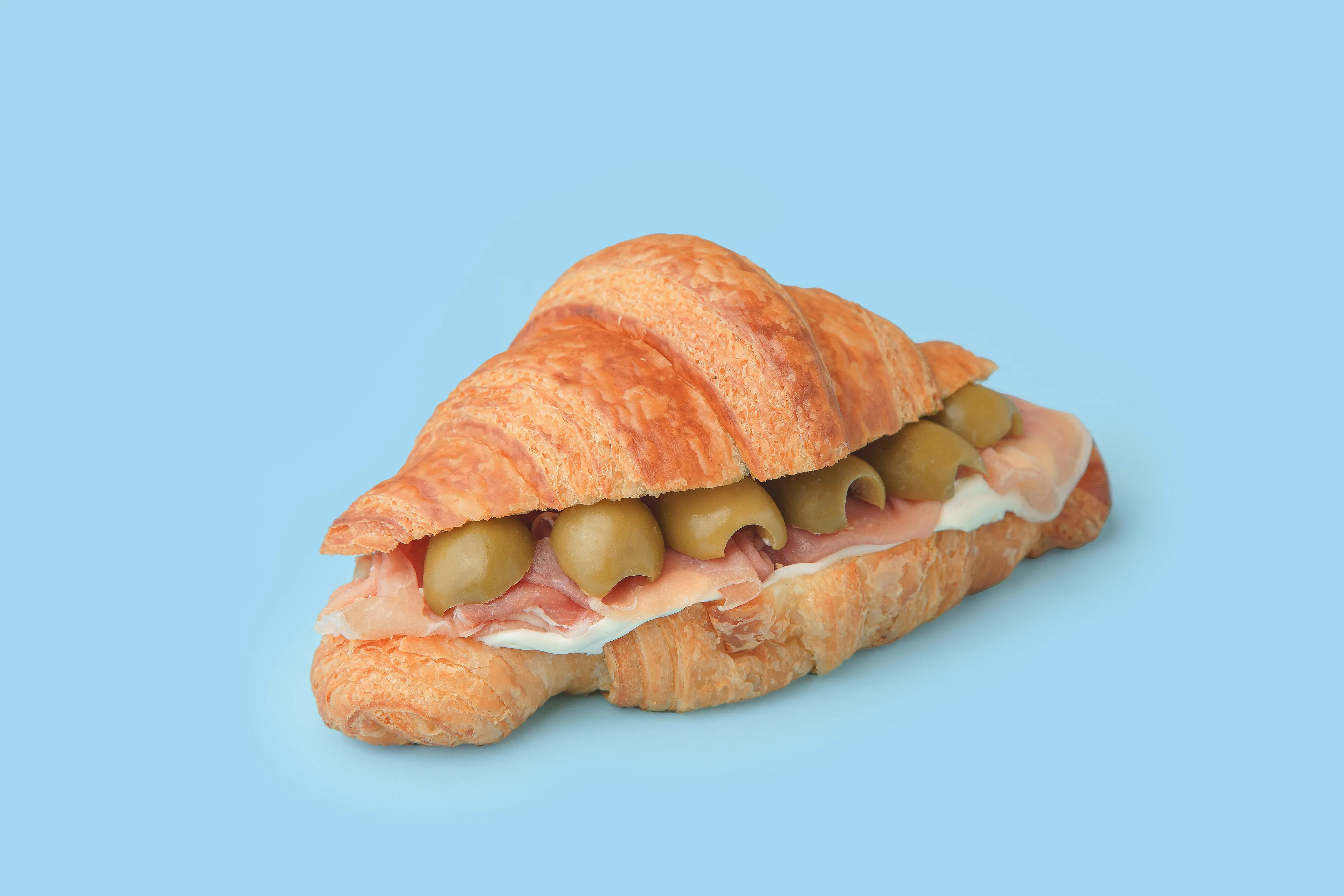 Croissant 70 grs Jamón Serrano, Queso Crema, Aceitunas Verdes ...