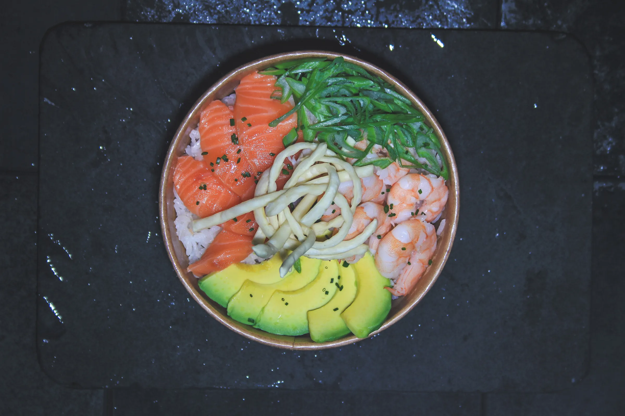 Gohan wantan: Camaron, salmon, palta, cebollin e hilos de wantan ...