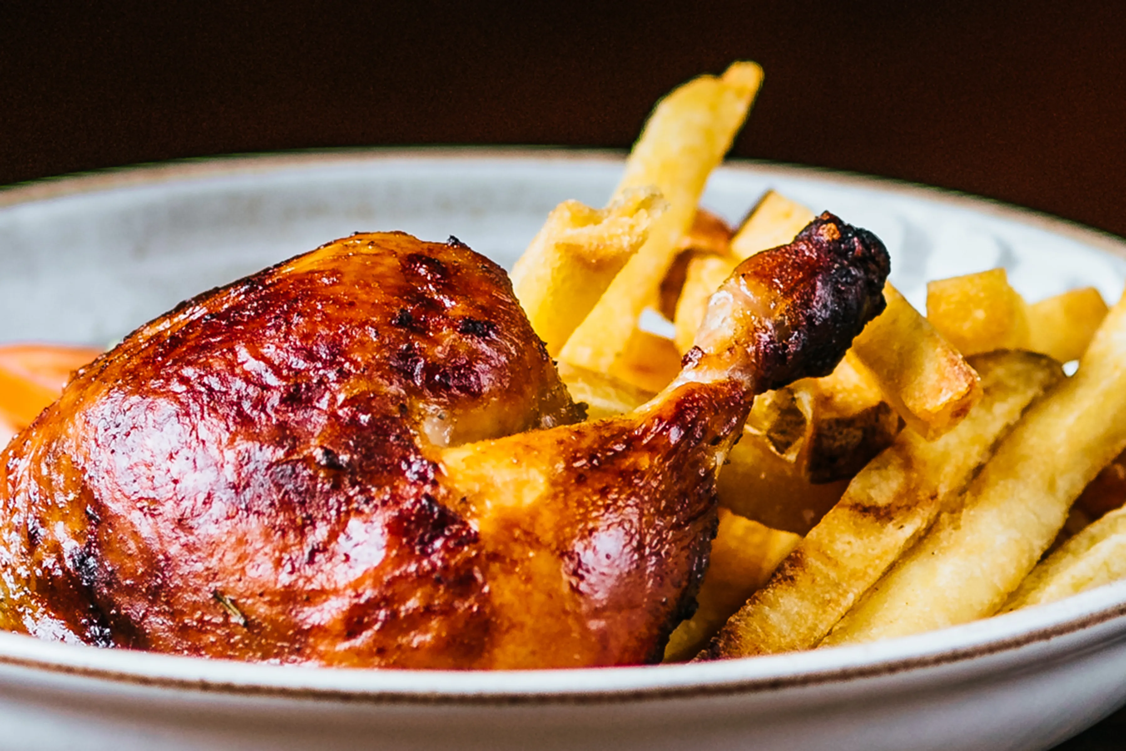 ¼ de pollo al cilindro a la cerveza con ensalada fresca y papas fritas ...