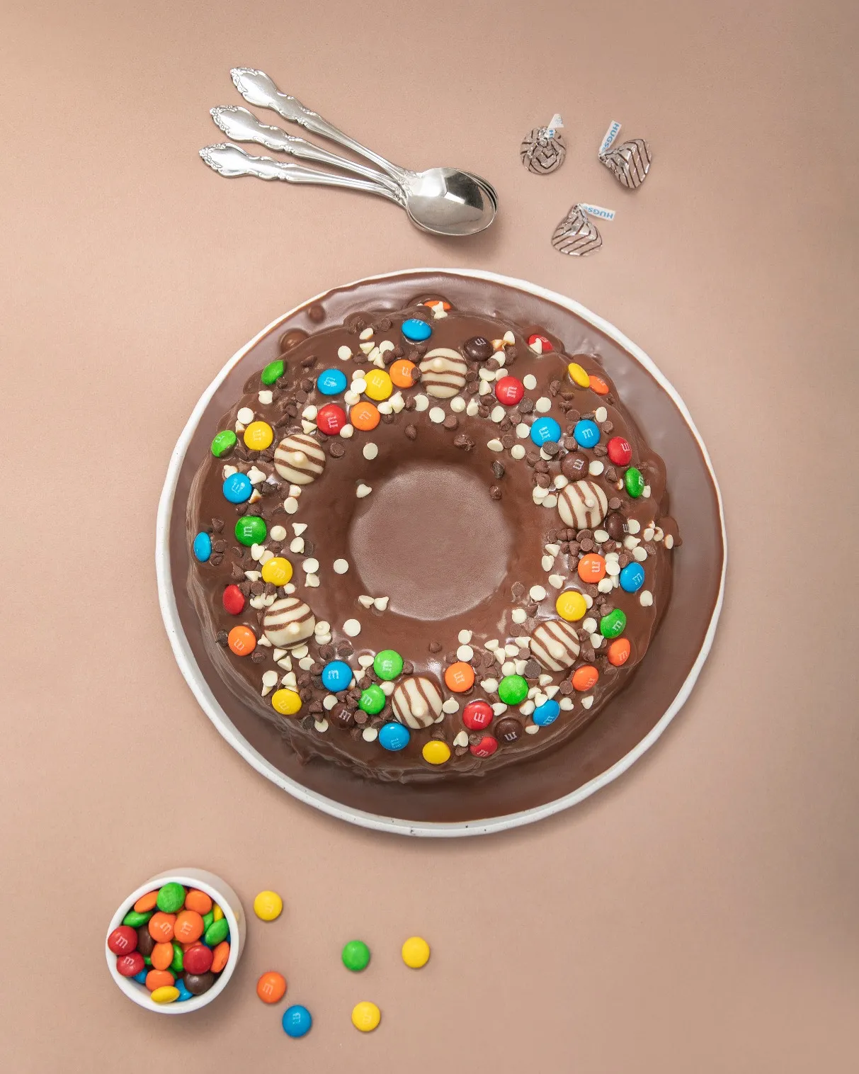 Volcano Mediano M&M & Kisses Relleno de Arequipe - Volcano Cake ...