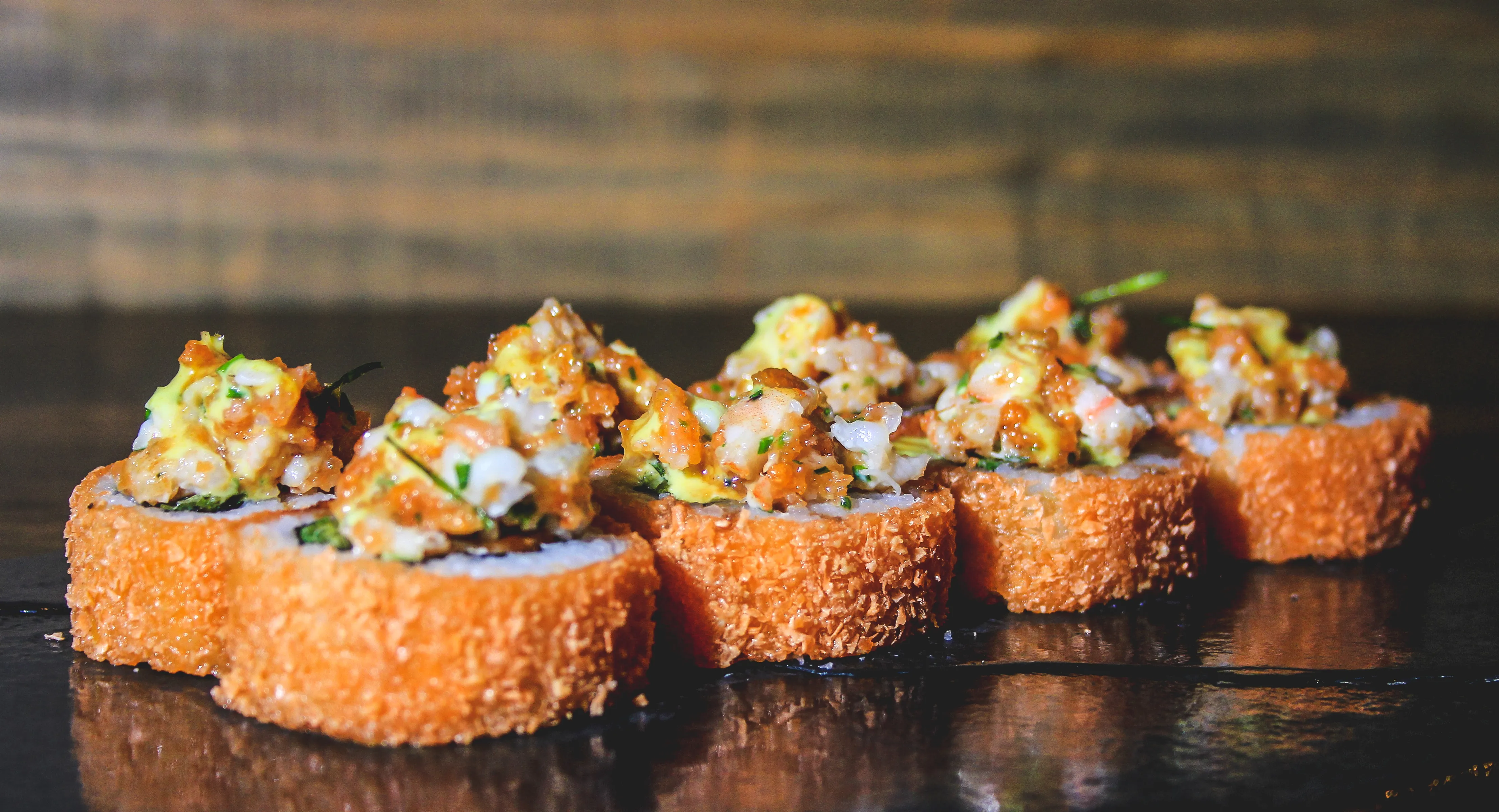 Ebi acevichado: Camarón apanado, manzana, cebollín, palta cubierto en ...