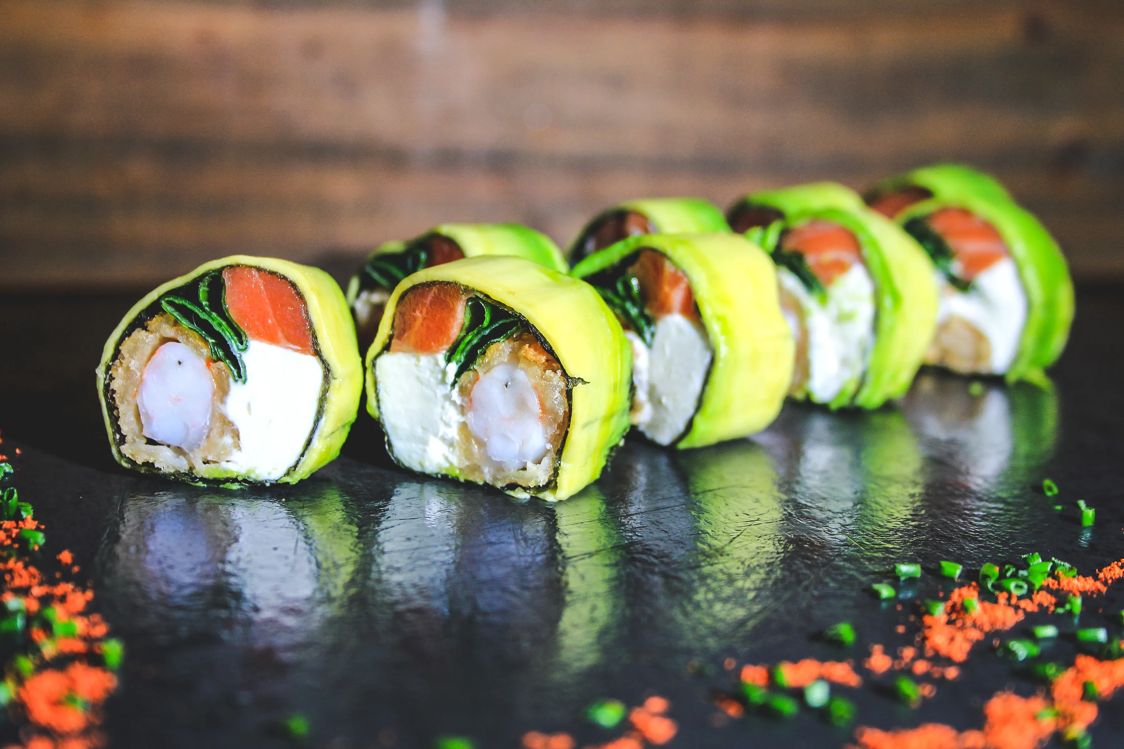 Ebi zuma Rolls: salmón, camarón furai, queso crema, cebollin, envuelto ...