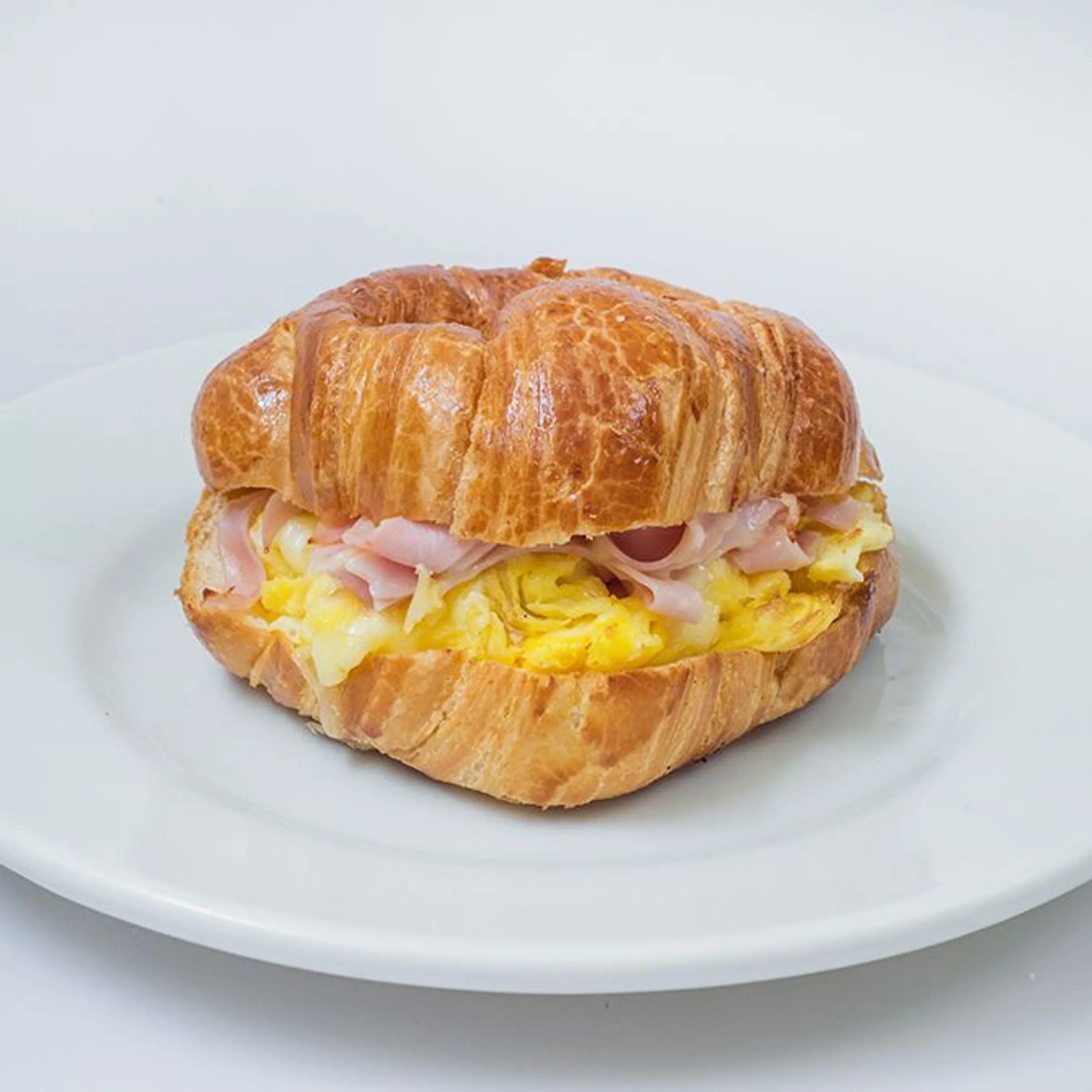 Croissant de huevos revueltos con jamón inglés y queso - Delicass ...